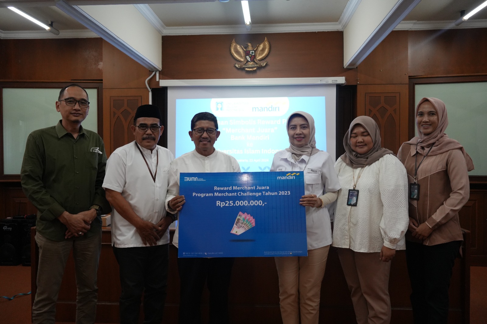 UII Terima Reward Program Merchant Juara dari Bank Mandiri ...
